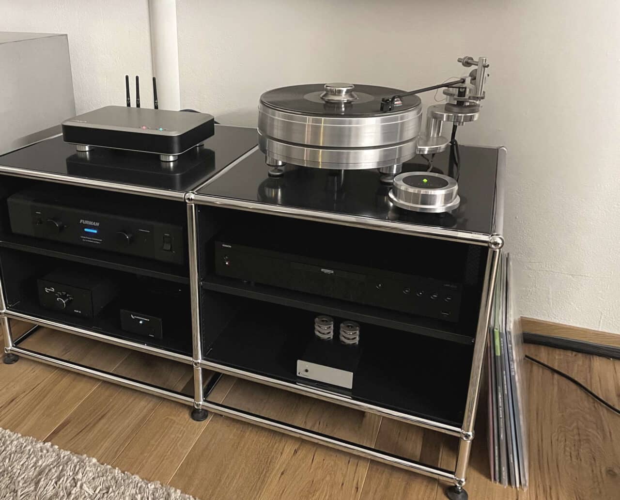 USM HIFI RACK MIT AVP PANELS KLANGOPTIMIERT
